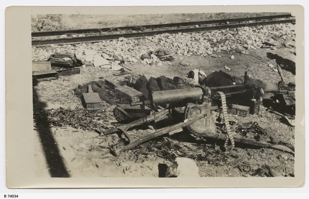 Deceased German soldiers and machine gun • Photograph • State Library ...